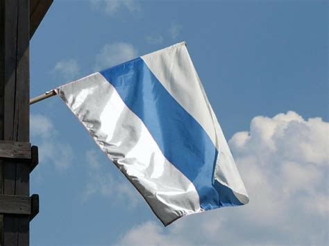 Бело сине белый флаг