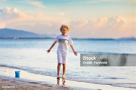 아이들은 열대 해변에서 놀고 있습니다 모래와 물 장난감 곱슬 머리에 대한 스톡 사진 및 기타 이미지 곱슬 머리 귀여운 금발 머리 Istock