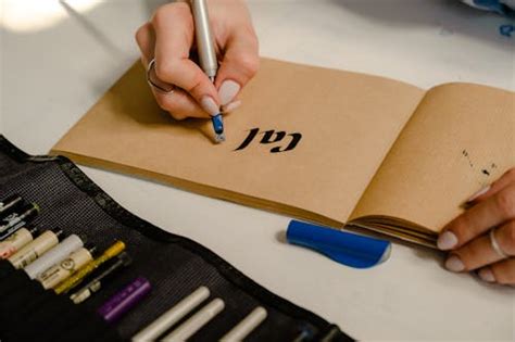 갈색 종이 경험 공예 구성 근로자 기술 독창성 레저 레크리에이션 레터링 매뉴얼 바쁜 방법 브러쉬 펜 사람 상상력 서예 도구 석사 세공 손