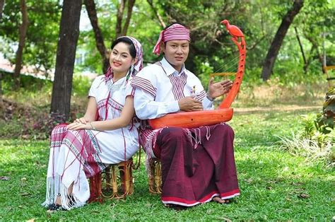 ကရင်ရိုးရာတူရီယာဖြစ်သောစောင်းများ ေရႊကရင္ ရိုးရာအထည္ဆိုင္