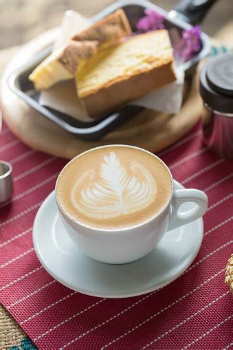 아름 다운 라 떼 아트와 버터 케이크 선택적 포커스와 함께 커피 한잔 갈색에 대한 스톡 사진 및 기타 이미지 갈색 디자인 라떼 Istock