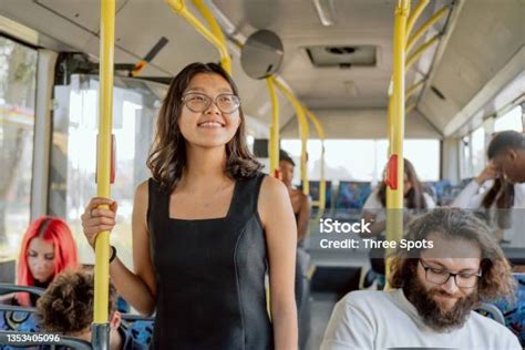 이상한 도시에서 웃고 매력적인 학생 대중 교통으로 이동 소녀는 난간에 들고 기쁨과 창 밖을 찾고 그녀의 다른 승객 주위에 출근 버스로 여행 학교 버스에 대한 스톡 사진 및