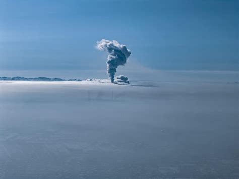 Mongol Анх харахад цэнгэг агаартай цасан талд уур манан савсаж байгаа мэт санагдаж байгаа биз