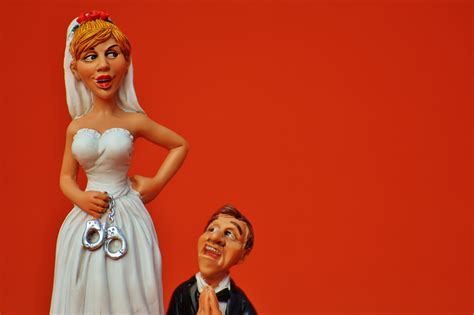 무료 이미지 애정 장식 빨간 함께 레이디 혼례 장난감 기혼 결혼 신부와 신랑 드레스 그림 이상한 연결성 전에 얻다 공포 수갑 여자 구두