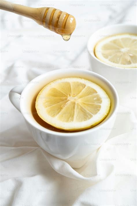 레몬 슬라이스가 든 차 한잔 사진 Unsplash의 음료 이미지