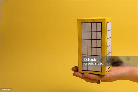 노란색 배경 용지에 아파트 블록 위에 흰색 가족 종이 집 미니멀하고 심플한 컨셉 스타일 공간을 복사합니다 수직 방향 건축에 대한 스톡 사진 및 기타 이미지 Istock