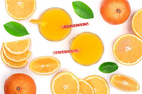 감귤 류와 녹색 잎 평면도 흰색 배경에 고립의 조각과 오렌지 주스 유리 평면 위치 패턴 감귤류 과일에 대한 스톡 사진 및 기타 이미지 감귤류 과일 건강한 생활방식