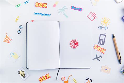 빈 개인 계획 주최자 작업 장소에 대 한 작업의 다른 아이콘 중에서 대상 아이콘에 화살표로에 상위 뷰 압핀 일상 생활에서 계획 및 목표 성과의 개념 Copyspace입니다