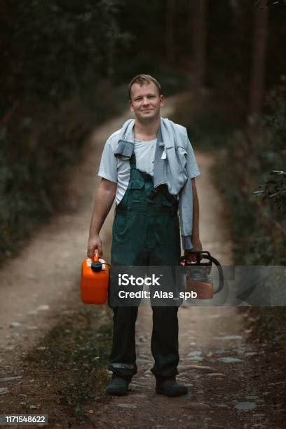 전기 톱으로 나무를 톱으로 하는 남자 오래된 나무에서 숲 농장을 제거 장작을 준비합니다 전기톱에 대한 스톡 사진 및 기타 이미지 전기톱 Diy 나무 Istock