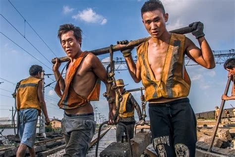 铁路上的农民工，他们在烈日炎炎高温下辛苦工作！