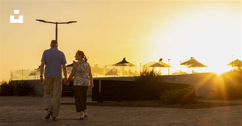풍차를 배경으로 길을 걷는 남자와 여자 사진 Unsplash의 무료 마요르카 이미지