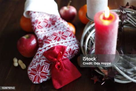 산타 클로스 크리스마스 스타킹 강림절 화환 촛불 사과 견과류 크리스마스 양말에 대한 스톡 사진 및 기타 이미지 크리스마스 양말 0명 Saint Nicholas Day