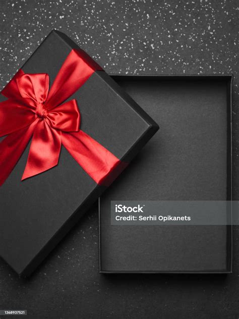 검은 색 선물 상자를 열고 빨간색 리본과 어두운 화강암 표면에 큰 활을 열었습니다 빈 상자 0명에 대한 스톡 사진 및 기타 이미지 Istock