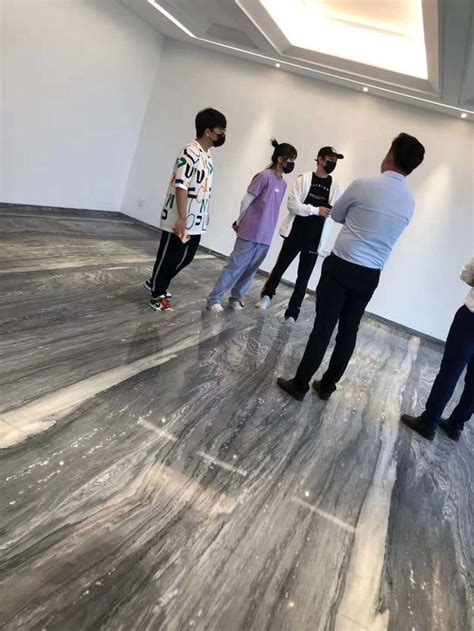 出手阔绰王思聪新恋情刚曝光 网友偶遇其带女生看房 新浪图片