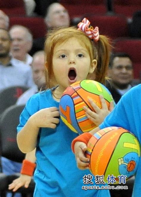 组图：火箭超萌儿童篮球队亮相 正太萝莉超可爱 搜狐体育