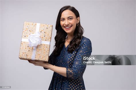 하얀 배경에 고립된 디왈리 축제를 축하하는 선물 상자를 들고 전통 의상을 입은 아름다운 인도 여성 스톡 사진 선물에 대한 스톡 사진 및 기타 이미지 Istock