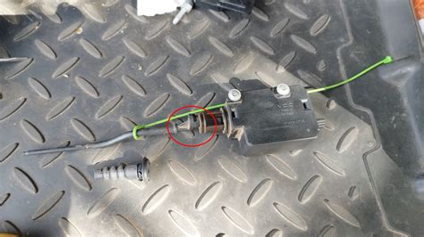 Замок лючка бензобака Е83 — BMW X3 (E83), 2,5 л, 2006 года | своими ...