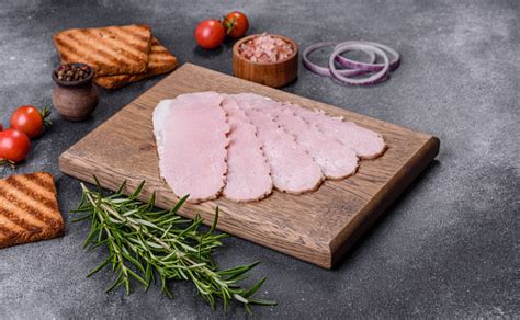 나무 배경에 햄을 슬라이스 신선한 햄입니다 돼지고기 햄 슬라이스 칠면조 흰 살코기에 대한 스톡 사진 및 기타 이미지 칠면조 흰 살코기 0명 건강한 식생활 Istock