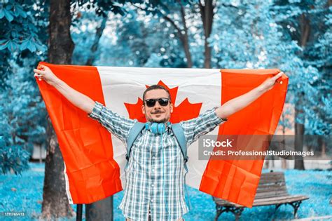 공원에서 캐나다 국기로 걷고있는 격자 무늬 셔츠를 입은 배낭을 가진 남자의 초상화 30 39세에 대한 스톡 사진 및 기타 이미지 30 39세 40 44세 걷기