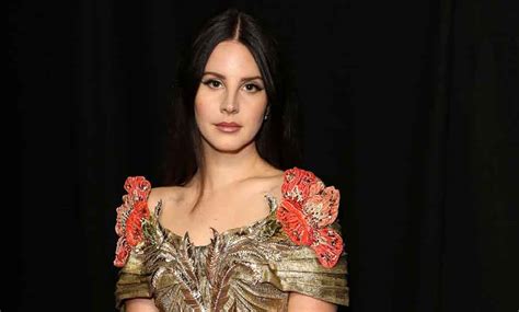 拉娜·德雷（lana Del Rey）分享了她的诗《快乐》的样本