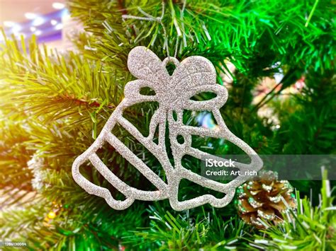종의 모양에 빛나는 나무 장난감은 크리스마스 트리 장식 벨에 대한 스톡 사진 및 기타 이미지 벨 크리스마스 0명 Istock