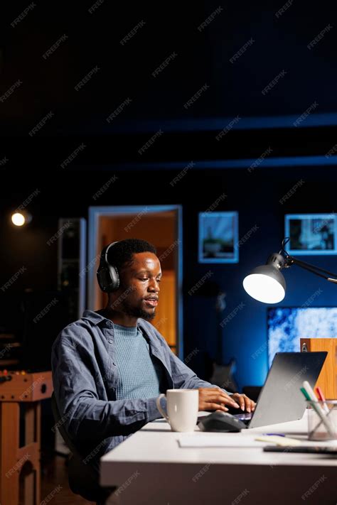 Jovem Programador Participa De Um Curso De Formação Em Linha Em Casa Foto Grátis