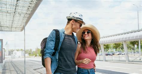 커플은 휴가를 여행합니다 공항 근처의 행복한 사람들이 함께 여름 여행을 떠난다 고해상도 사진 Unsplash의 여름 이미지