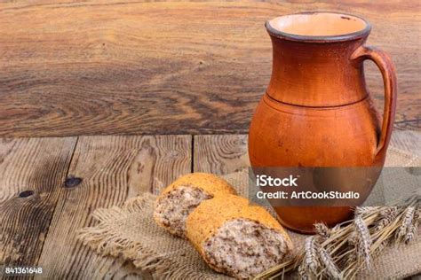 건강 한 소박한 아침 식사입니다 용기와 나무 테이블에 빵에 우유 0명에 대한 스톡 사진 및 기타 이미지 0명 갈색 거친 필름 효과 Istock
