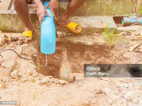 길가 및 배관공 작업 수리에서 물 운동으로 구멍에 깨진 파이프 연관공에 대한 스톡 사진 및 기타 이미지 연관공 진흙 개선 Istock