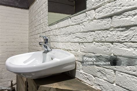 로프트 벽돌 벽 배경에 거울이 있는 흰색 세라믹 욕실 싱크대 벽돌에 대한 스톡 사진 및 기타 이미지 벽돌 욕실 흰색 Istock