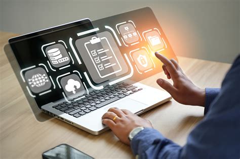 컴퓨터를 사용하여 문서를 온라인 문서 데이터베이스 및 디지털 파일 저장 시스템으로 관리하거나 소프트웨어 데이터베이스 기술 파일