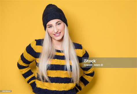 표현 예쁜 소녀 포즈 모직 모자와 스웨터를 입고 모델 노란색 배경에 고립 미소 표정으로 아름다운 여성의 절반 길이 노란색 배경에 대한 스톡 사진 및 기타 이미지 Istock