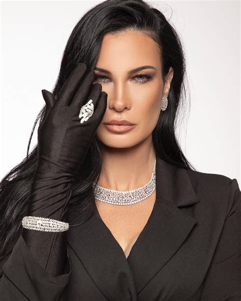 Цеци Красимирова с магазин за „храни от канабис“ • Клюкарник Com