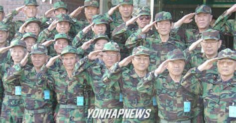 다시 군복 입은 백발의 소년병