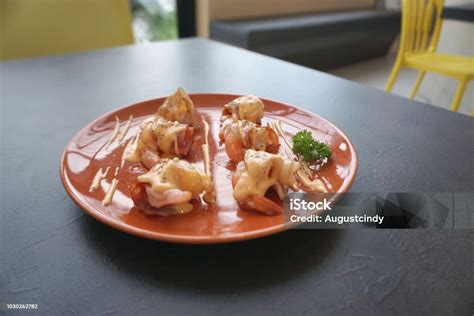 신선한 새우에 압 연 스파이와 베이컨 소스 오렌지 플레이트 0명에 대한 스톡 사진 및 기타 이미지 0명 고기 그릇 Istock