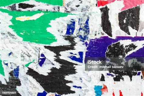 흰색 녹색 검은 색과 파란색 찢어진 거친 표면 질감 배경더러운 광고판에 오래된 종이 포스터와 플래카드를 벗겨 0명에 대한 스톡 사진 및 기타 이미지 Istock