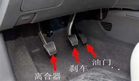 踩离合和刹车怎么配合 有驾