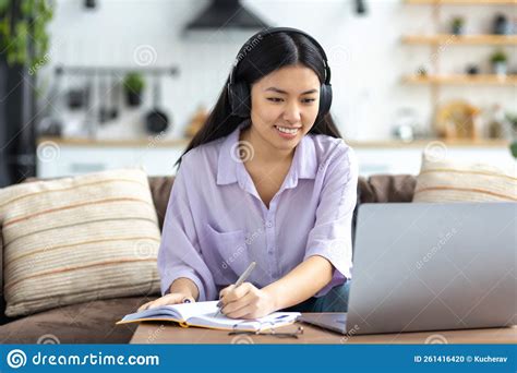 Estudiante De Sexo Femenino Estudiando A Distancia Utilizando Una Laptop Tomando Notas En El