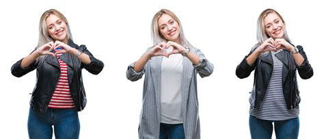 심장 기호와 손으로 모양을 보여주는 사랑에 웃 고 고립 된 배경 위에 자 켓을 입고 아름 다운 금발의 젊은 여 자가 콜라주 낭만적인 개념입니다 개념에 대한 스톡 사진 및