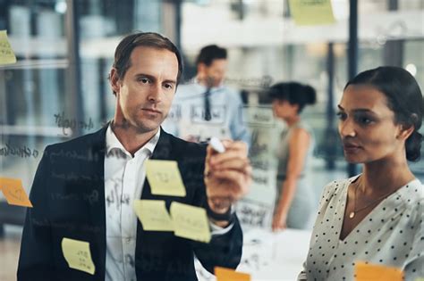 사업가 리더십 및 일정 목표 목표 또는 의제에 대한 메모 작성 코칭 팀워크 및 브레인스토밍 아이디어 솔루션 전략 또는 기업 사무실의 계획을 위한 창 25 29세에 대한 스톡