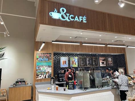 Naples Barnes And Noble Now Open Janet Evanovich Signs Books