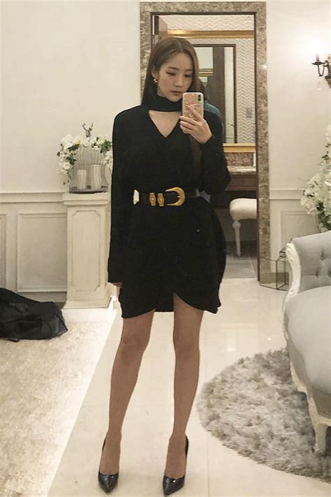 性感的低胸“小黑裙”，哪位女星最能驾驭？一起来评 Nuyou Singapore《女友》 最时尚中文杂志