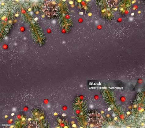 가문비 나무 전나무 가지 붉은 열매 돌 질감 배경에 눈 프레임 테두리 크리스마스 새해 구성 배경입니다 텍스트를 위한 공간입니다 기치 0명에 대한 스톡 사진 및 기타 이미지