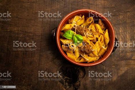 오래된 소박한 나무 테이블에 테라코타 그릇에 이탈리아 펜네 파스타를 곁들인 갓 만든 굴라시 마카로니에 대한 스톡 사진 및 기타 이미지 Istock