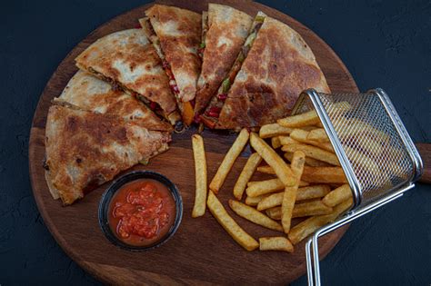 나무 판에 라바시 토스트 감자 튀김과 토마토 소스와 함께 제공됩니다 감자 요리에 대한 스톡 사진 및 기타 이미지 감자 요리 건강에 좋지 않은 음식 건강한 생활방식