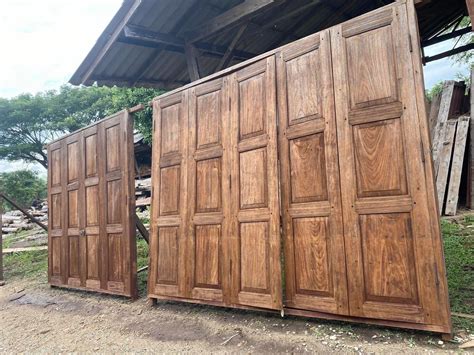ประตูบานเฟี้ยมลูกฟัก พร้อมวงกบไม้สักทั้ง4ด้าน รื้อถอนจากบ้านหลังเดียวกัน หนาแน่นแข็งแรง เนื้อไม้