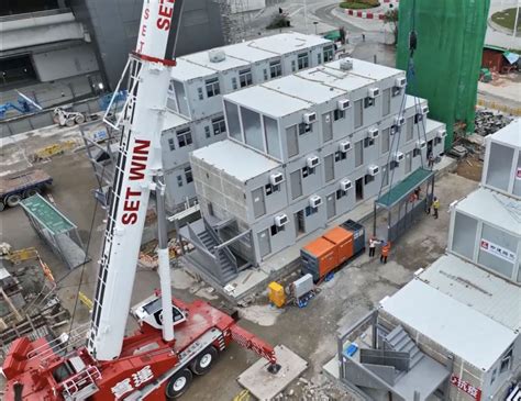启德隔离设施以组装合成建筑法MiC建造预制组件在厂房完成后运往工地装嵌和接驳水电和污水系统等有效缩短施工时间