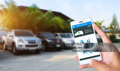 손 흐림 자동차 주차 배경으로 스마트 폰 및 응용 프로그램 대시 보드를 들고 차에 대한 스톡 사진 및 기타 이미지 차 휴대폰 앱 스마트폰 Istock