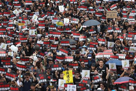 「譴責鎮壓、撤回惡法、林鄭下台！」200萬黑衣港人二次反送中大遊行 報導者 The Reporter