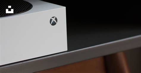 나무 테이블 위에 놓인 하얀 상자 사진 Unsplash의 무료 테이블 이미지